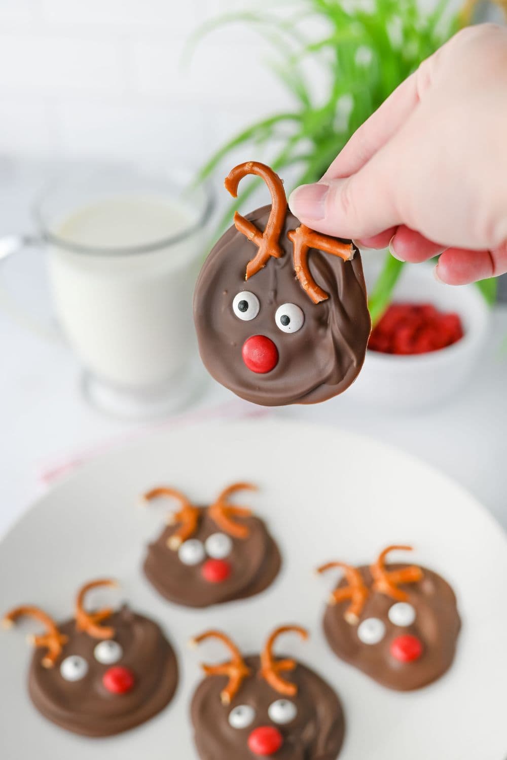 Cutest Mini Chocolate Reindeer Treats For The Holidays